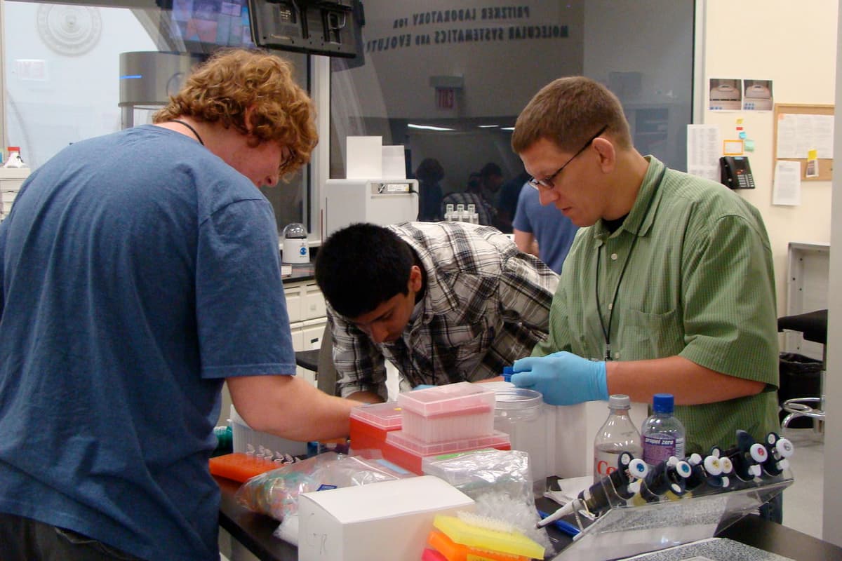 Aaron Olsen defends his dissertation proposal - Field Museum
